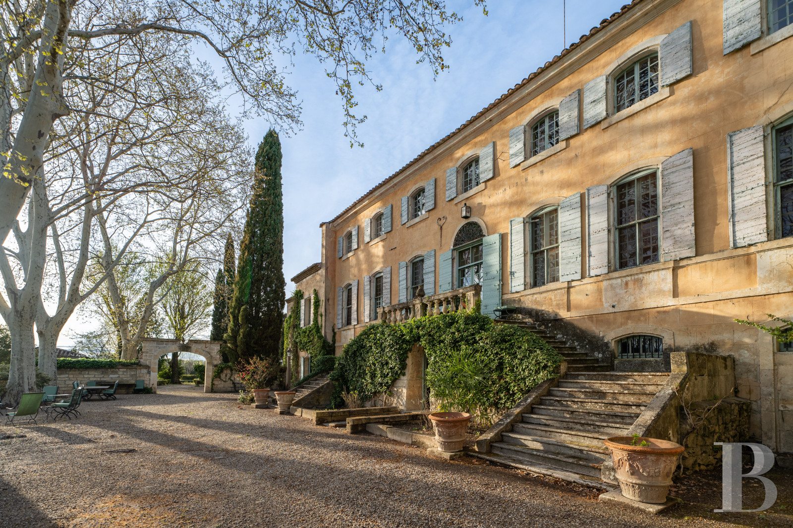 traditional bastide houses for sale in France 15 minutes from Avignon ...